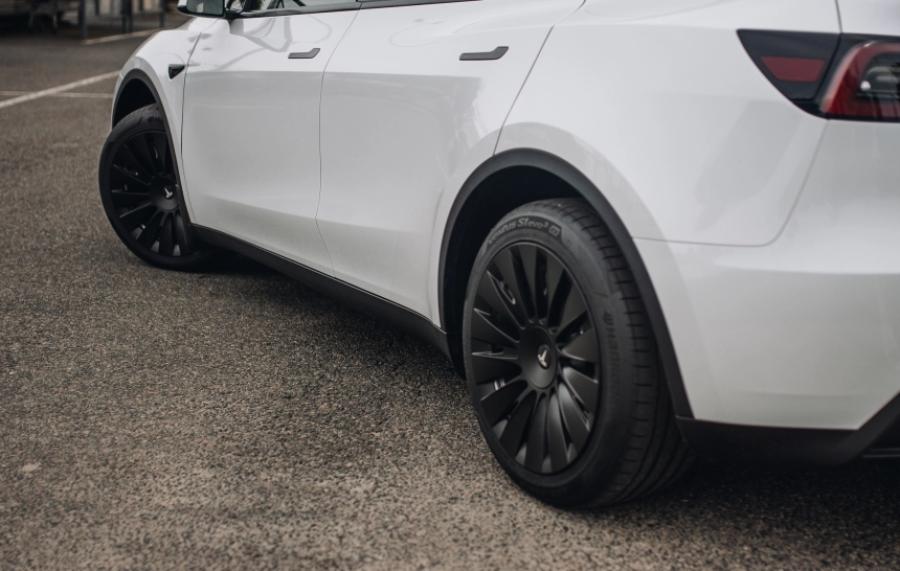 White Tesla Model Y 2023 in Riga, with an engine capacity of 0.10 L and mileage of 17 thousand km for 37550 €, photo 7 on AUTOMOTO.COM.LV
