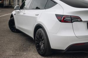 White Tesla Model Y 2023 in Riga, with an engine capacity of 0.10 L and mileage of 17 thousand km for 37550 €, photo 8 on AUTOMOTO.COM.LV
