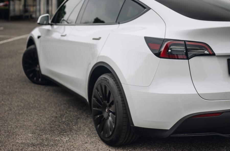 White Tesla Model Y 2023 in Riga, with an engine capacity of 0.10 L and mileage of 17 thousand km for 37550 €, photo 8 on AUTOMOTO.COM.LV