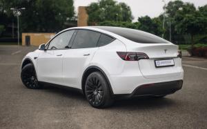White Tesla Model Y 2023 in Riga, with an engine capacity of 0.10 L and mileage of 17 thousand km for 37550 €, photo 9 on AUTOMOTO.COM.LV