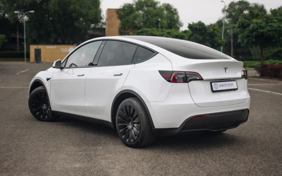 White Tesla Model Y 2023 in Riga, with an engine capacity of 0.10 L and mileage of 17 thousand km for 37550 €, photo 9 on AUTOMOTO.COM.LV