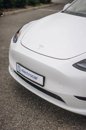 White Tesla Model Y 2023 in Riga, with an engine capacity of 0.10 L and mileage of 17 thousand km for 37550 €, photo 11 on AUTOMOTO.COM.LV