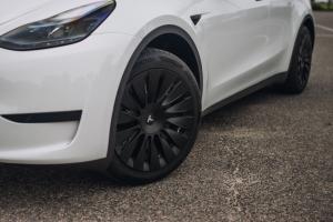 White Tesla Model Y 2023 in Riga, with an engine capacity of 0.10 L and mileage of 17 thousand km for 37550 €, photo 12 on AUTOMOTO.COM.LV