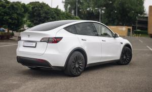 White Tesla Model Y 2023 in Riga, with an engine capacity of 0.10 L and mileage of 17 thousand km for 37550 €, photo 13 on AUTOMOTO.COM.LV