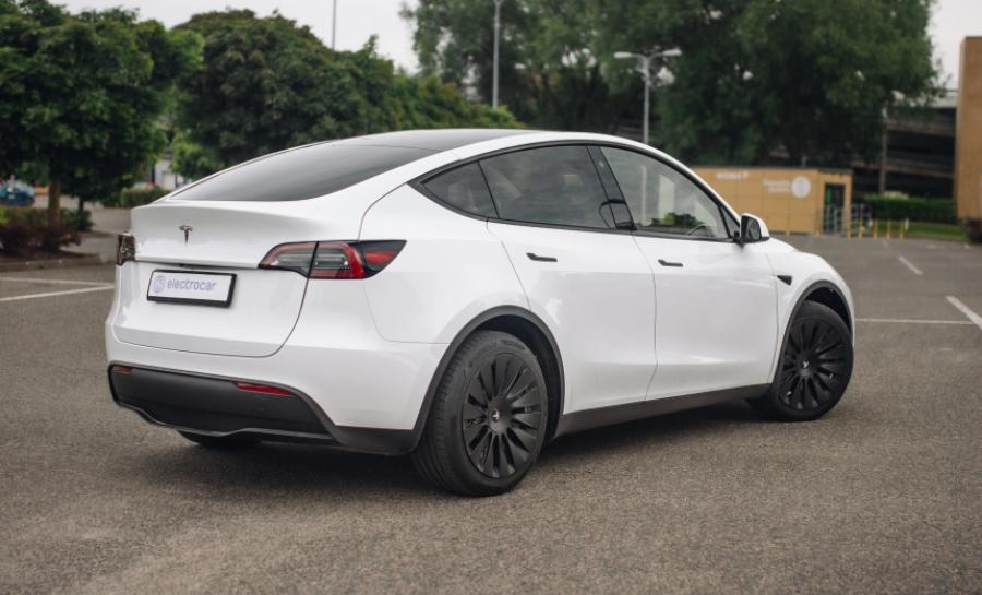 White Tesla Model Y 2023 in Riga, with an engine capacity of 0.10 L and mileage of 17 thousand km for 37550 €, photo 13 on AUTOMOTO.COM.LV