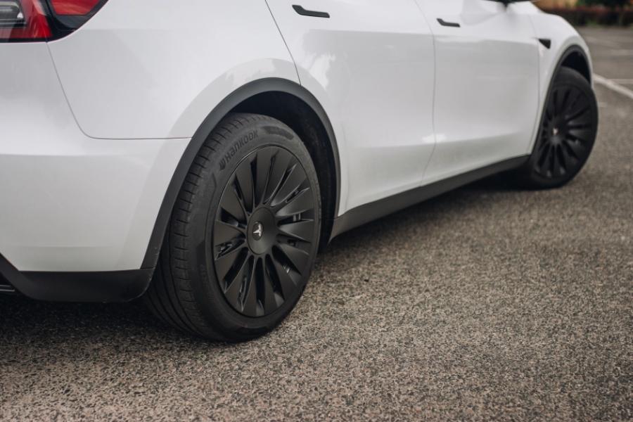 White Tesla Model Y 2023 in Riga, with an engine capacity of 0.10 L and mileage of 17 thousand km for 37550 €, photo 14 on AUTOMOTO.COM.LV