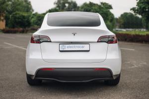 White Tesla Model Y 2023 in Riga, with an engine capacity of 0.10 L and mileage of 17 thousand km for 37550 €, photo 15 on AUTOMOTO.COM.LV