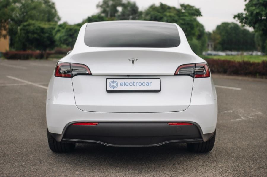 White Tesla Model Y 2023 in Riga, with an engine capacity of 0.10 L and mileage of 17 thousand km for 37550 €, photo 15 on AUTOMOTO.COM.LV
