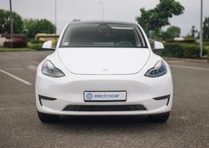 White Tesla Model Y 2023 in Riga, with an engine capacity of 0.10 L and mileage of 17 thousand km for 37550 €, photo 16 on AUTOMOTO.COM.LV