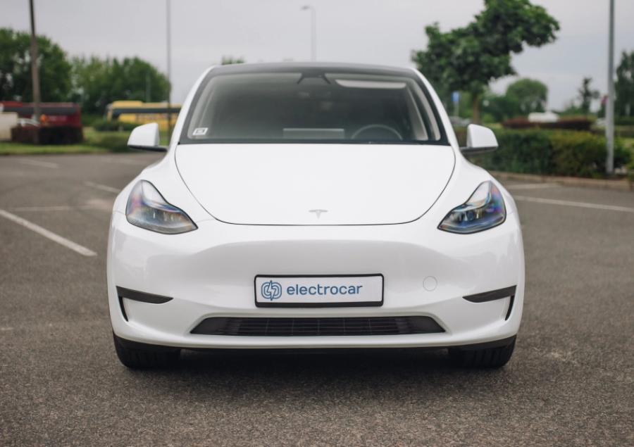White Tesla Model Y 2023 in Riga, with an engine capacity of 0.10 L and mileage of 17 thousand km for 37550 €, photo 16 on AUTOMOTO.COM.LV