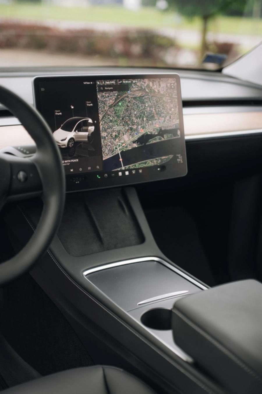 White Tesla Model Y 2023 in Riga, with an engine capacity of 0.10 L and mileage of 17 thousand km for 37550 €, photo 22 on AUTOMOTO.COM.LV