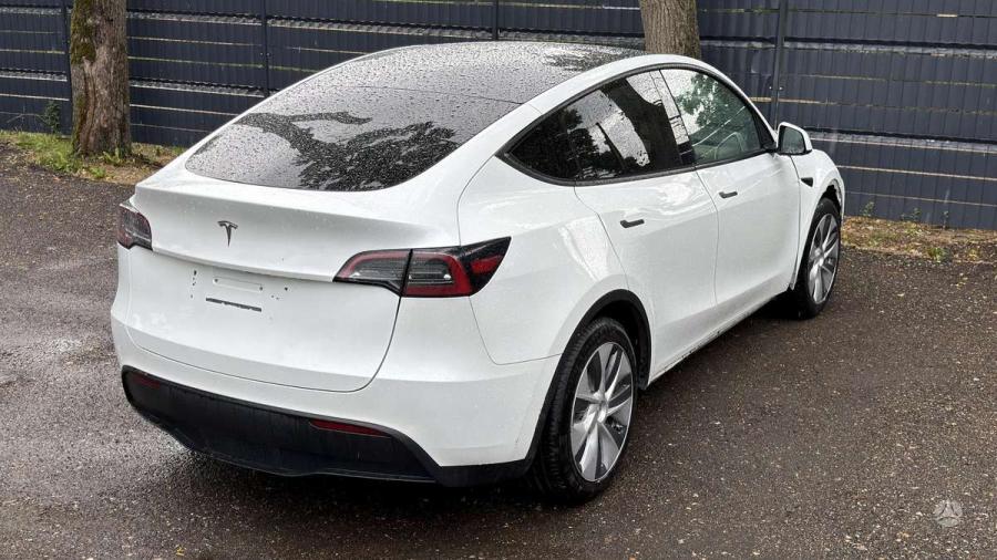 Balts Tesla Model Y 2023 Jonava, ar dzinēja tilpumu 0.00 L un nobraukumu 70 tūkst. km par 16750 €, foto 1 vietnē AUTOMOTO.COM.LV