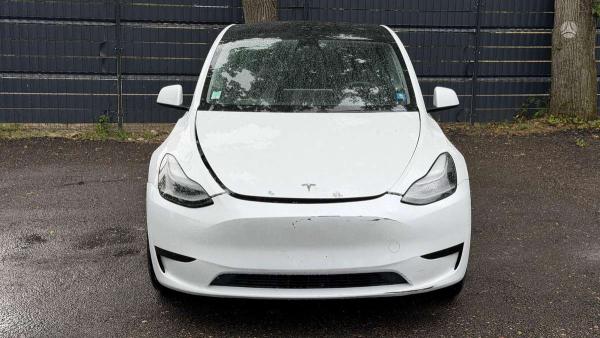 White Tesla Model Y 2023 in Jonava, with an engine capacity of 0.00 L and mileage of 70 thousand km for 16600 €, photo 2 on AUTOMOTO.COM.LV
