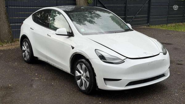 White Tesla Model Y 2023 in Jonava, with an engine capacity of 0.00 L and mileage of 70 thousand km for 16600 €, photo 3 on AUTOMOTO.COM.LV