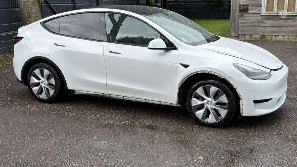 White Tesla Model Y 2023 in Jonava, with an engine capacity of 0.00 L and mileage of 70 thousand km for 16600 €, photo 4 on AUTOMOTO.COM.LV