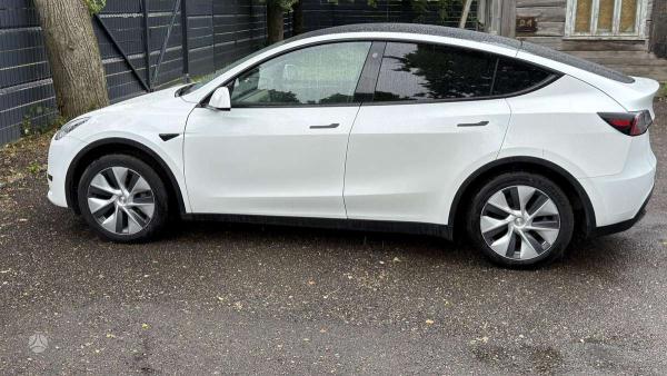 White Tesla Model Y 2023 in Jonava, with an engine capacity of 0.00 L and mileage of 70 thousand km for 16600 €, photo 8 on AUTOMOTO.COM.LV