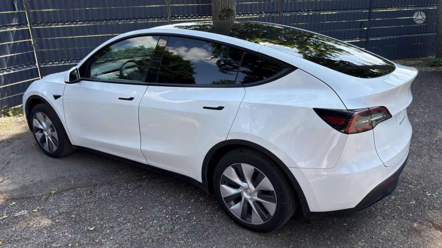 White Tesla Model Y 2023 in Jonava, with an engine capacity of 0.00 L and mileage of 70 thousand km for 16900 €, photo 17 on AUTOMOTO.COM.LV