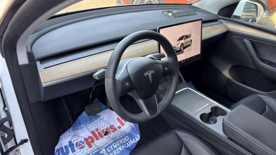 White Tesla Model Y 2023 in Jonava, with an engine capacity of 0.00 L and mileage of 70 thousand km for 16900 €, photo 22 on AUTOMOTO.COM.LV
