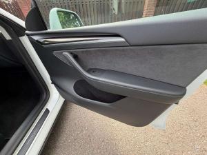 Balts Tesla Model Y 2023 Klaipėda, ar dzinēja tilpumu 0.00 L un nobraukumu 54 tūkst. km par 33000 €, foto 26 vietnē AUTOMOTO.COM.LV