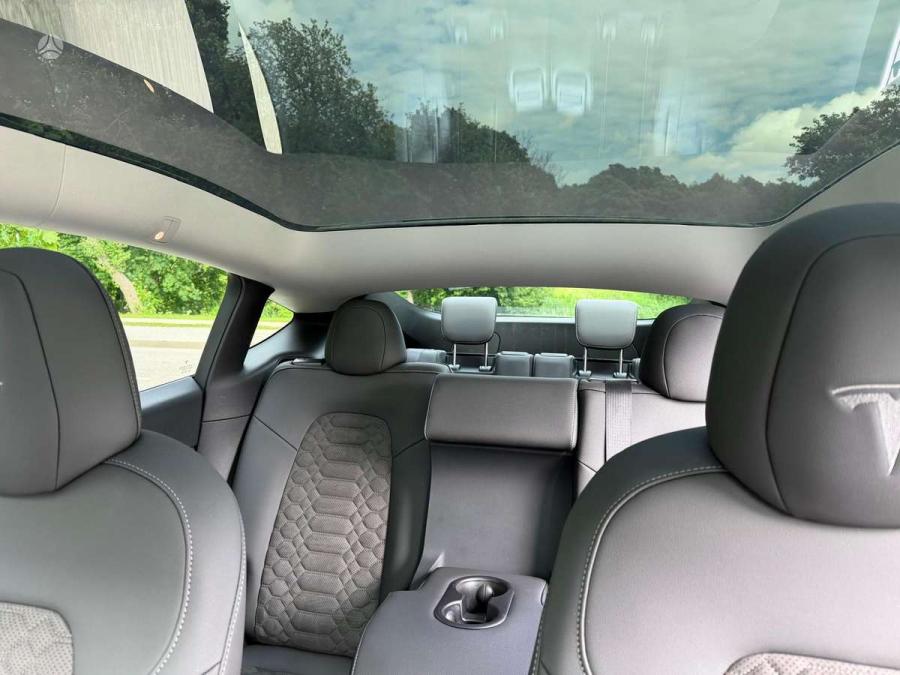 Balts Tesla Model Y 2023 Klaipėda, ar dzinēja tilpumu 0.00 L un nobraukumu 54 tūkst. km par 33000 €, foto 18 vietnē AUTOMOTO.COM.LV