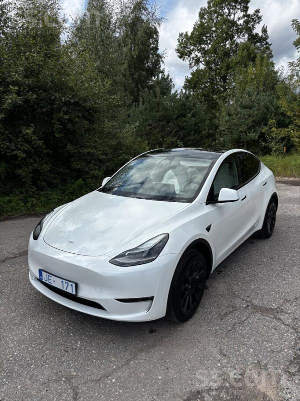 White Tesla Model Y 2023 in Riga, with an engine capacity of 0.00 L and mileage of 75 thousand km for 39400 €, photo 1 on AUTOMOTO.COM.LV