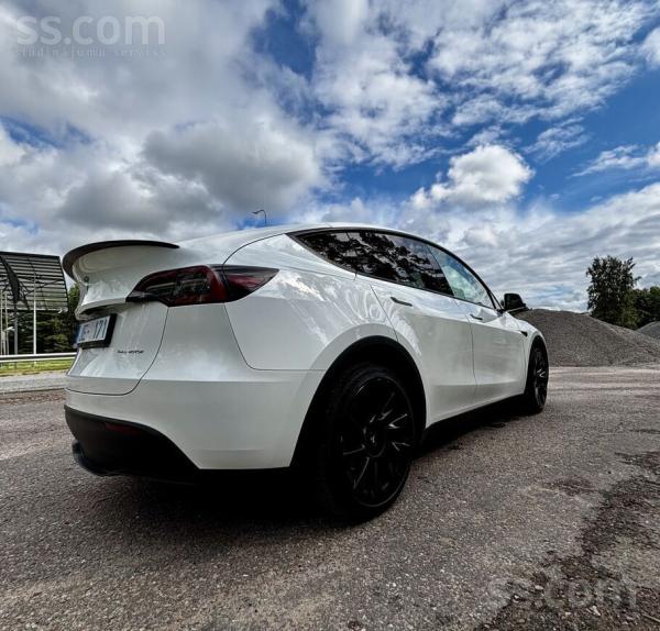 White Tesla Model Y 2023 in Riga, with an engine capacity of 0.00 L and mileage of 75 thousand km for 39400 €, photo 4 on AUTOMOTO.COM.LV