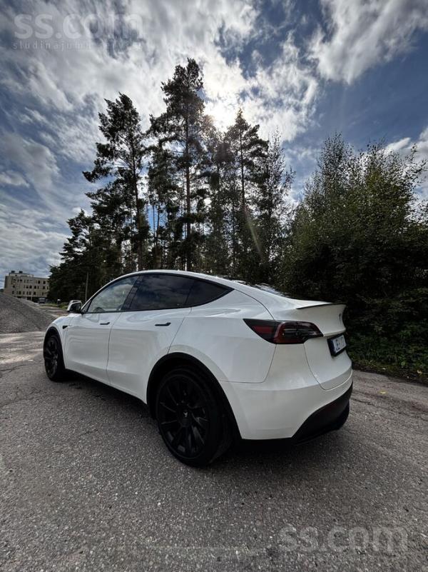 White Tesla Model Y 2023 in Riga, with an engine capacity of 0.00 L and mileage of 75 thousand km for 39400 €, photo 5 on AUTOMOTO.COM.LV