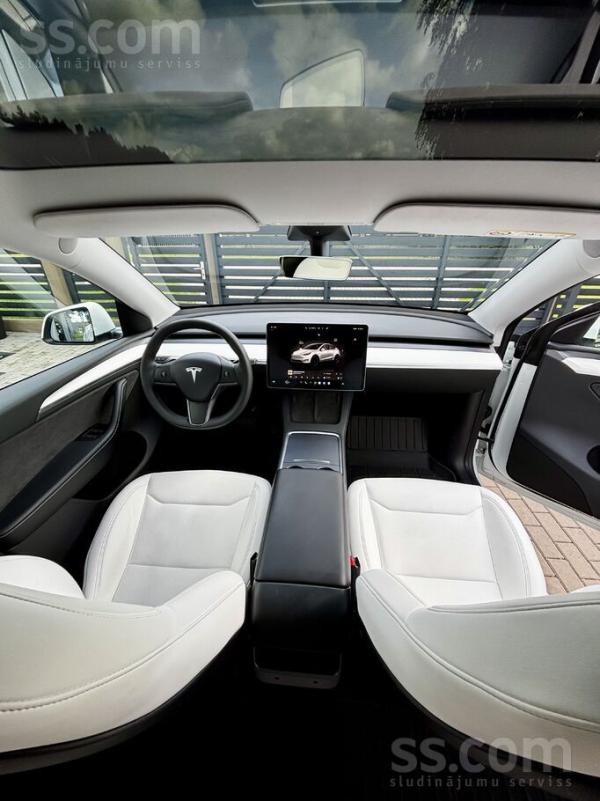 White Tesla Model Y 2023 in Riga, with an engine capacity of 0.00 L and mileage of 75 thousand km for 39400 €, photo 6 on AUTOMOTO.COM.LV
