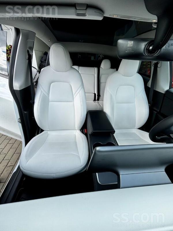 White Tesla Model Y 2023 in Riga, with an engine capacity of 0.00 L and mileage of 75 thousand km for 39400 €, photo 7 on AUTOMOTO.COM.LV