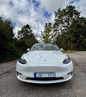 White Tesla Model Y 2023 in Riga, with an engine capacity of 0.00 L and mileage of 75 thousand km for 39400 €, photo 3 on AUTOMOTO.COM.LV