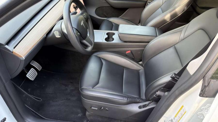 White Tesla Model Y 2023 in Jonava, with an engine capacity of 0.00 L and mileage of 138 thousand km for 23500 €, photo 20 on AUTOMOTO.COM.LV