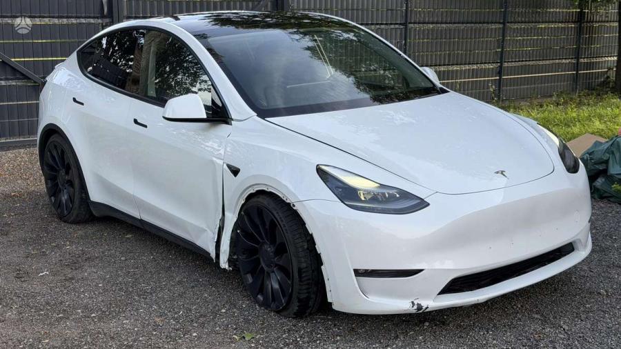 White Tesla Model Y 2023 in Jonava, with an engine capacity of 0.00 L and mileage of 138 thousand km for 23500 €, photo 4 on AUTOMOTO.COM.LV