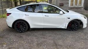 White Tesla Model Y 2023 in Jonava, with an engine capacity of 0.00 L and mileage of 138 thousand km for 23500 €, photo 5 on AUTOMOTO.COM.LV