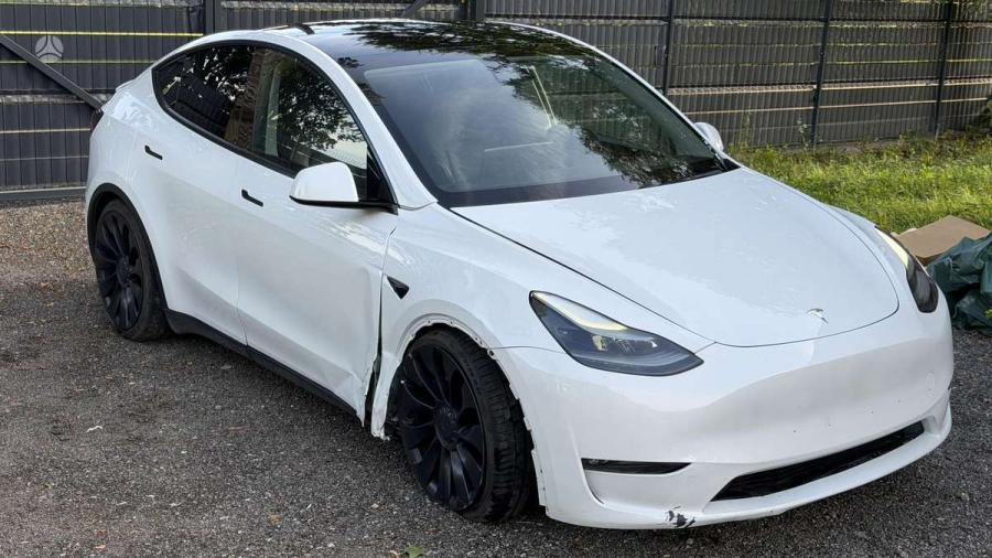 White Tesla Model Y 2023 in Jonava, with an engine capacity of 0.00 L and mileage of 138 thousand km for 23500 €, photo 12 on AUTOMOTO.COM.LV