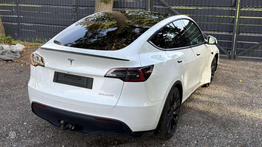 White Tesla Model Y 2023 in Jonava, with an engine capacity of 0.00 L and mileage of 138 thousand km for 23500 €, photo 14 on AUTOMOTO.COM.LV