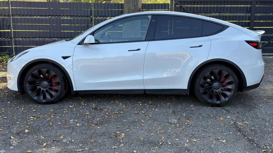 Balts Tesla Model Y 2023 Jonava, ar dzinēja tilpumu 0.00 L un nobraukumu 138 tūkst. km par 17500 €, foto 1 vietnē AUTOMOTO.COM.LV
