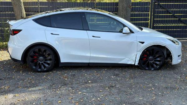 Balts Tesla Model Y 2023 Jonava, ar dzinēja tilpumu 0.00 L un nobraukumu 138 tūkst. km par 17500 €, foto 6 vietnē AUTOMOTO.COM.LV