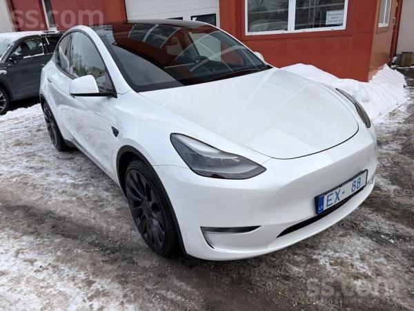 White Tesla Model Y 2024 in Riga, with an engine capacity of 0.00 L and mileage of 47 thousand km for 38000 €, photo 2 on AUTOMOTO.COM.LV