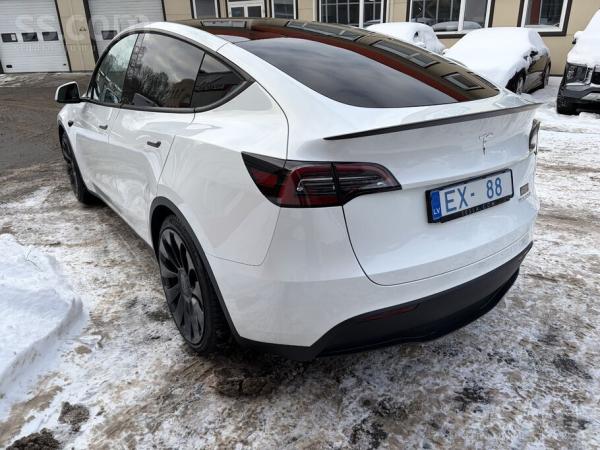 White Tesla Model Y 2024 in Riga, with an engine capacity of 0.00 L and mileage of 47 thousand km for 38000 €, photo 4 on AUTOMOTO.COM.LV