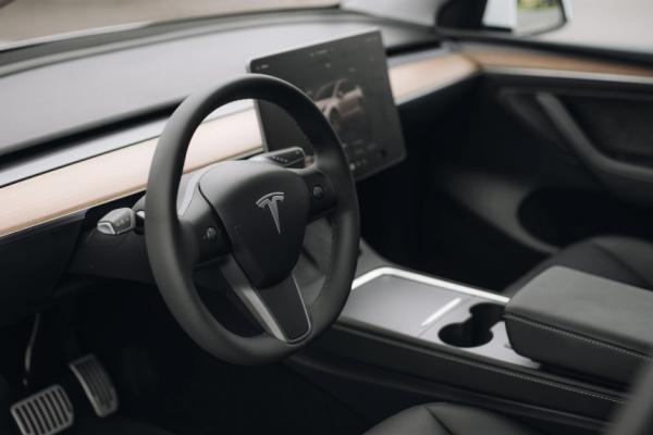 Белый Тесла Модель Y 2024 в Рига, объемом двигателя 0.00 л и пробегом 360 тыс. км за 35150 €, фото 6 на AUTOMOTO.COM.LV