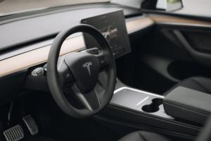 Balts Tesla Model Y 2024 Rīga, ar dzinēja tilpumu 0.00 L un nobraukumu 360 tūkst. km par 35150 €, foto 7 vietnē AUTOMOTO.COM.LV