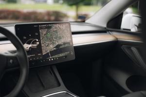 Balts Tesla Model Y 2024 Rīga, ar dzinēja tilpumu 0.00 L un nobraukumu 360 tūkst. km par 35150 €, foto 12 vietnē AUTOMOTO.COM.LV