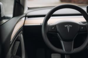 Balts Tesla Model Y 2024 Rīga, ar dzinēja tilpumu 0.00 L un nobraukumu 360 tūkst. km par 35150 €, foto 13 vietnē AUTOMOTO.COM.LV