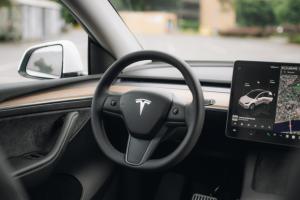Balts Tesla Model Y 2024 Rīga, ar dzinēja tilpumu 0.00 L un nobraukumu 360 tūkst. km par 35150 €, foto 15 vietnē AUTOMOTO.COM.LV