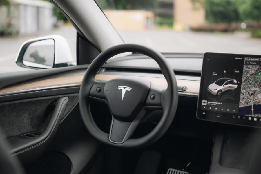 Balts Tesla Model Y 2024 Rīga, ar dzinēja tilpumu 0.00 L un nobraukumu 360 tūkst. km par 35150 €, foto 15 vietnē AUTOMOTO.COM.LV