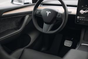 Balts Tesla Model Y 2024 Rīga, ar dzinēja tilpumu 0.00 L un nobraukumu 360 tūkst. km par 35150 €, foto 16 vietnē AUTOMOTO.COM.LV