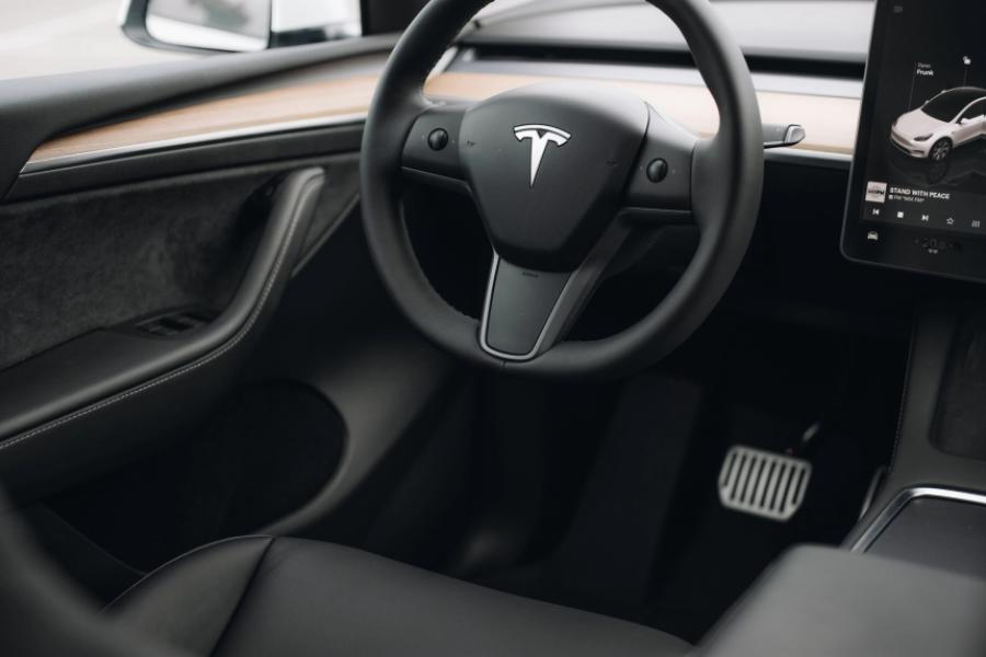 Balts Tesla Model Y 2024 Rīga, ar dzinēja tilpumu 0.00 L un nobraukumu 360 tūkst. km par 35150 €, foto 16 vietnē AUTOMOTO.COM.LV