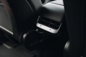 Balts Tesla Model Y 2024 Rīga, ar dzinēja tilpumu 0.00 L un nobraukumu 360 tūkst. km par 35150 €, foto 17 vietnē AUTOMOTO.COM.LV