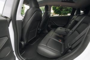 Balts Tesla Model Y 2024 Rīga, ar dzinēja tilpumu 0.00 L un nobraukumu 360 tūkst. km par 35150 €, foto 21 vietnē AUTOMOTO.COM.LV