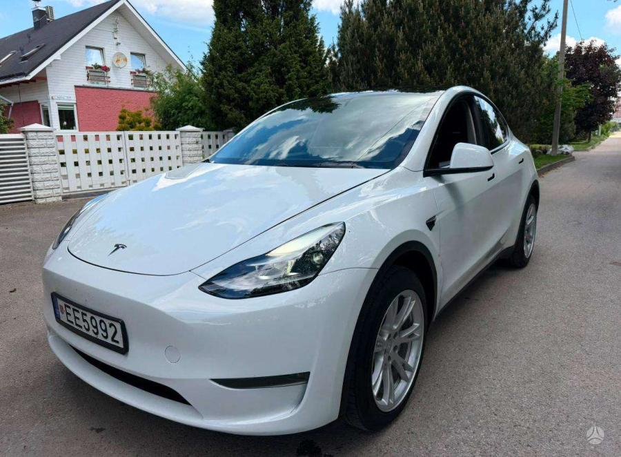 White Tesla Model Y 2024 in Vilnius, with an engine capacity of 0.00 L and mileage of 54 thousand km for 38950 €, photo 3 on AUTOMOTO.COM.LV